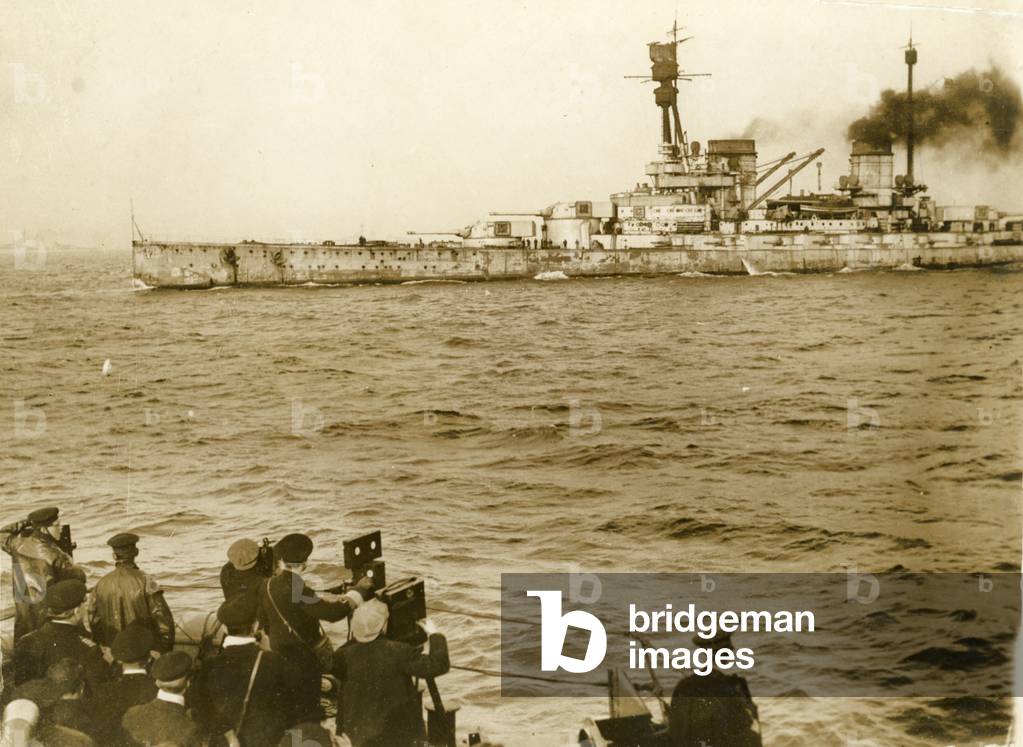 Image of German battlecruiser SMS Hindenburg sailing into internment at ...