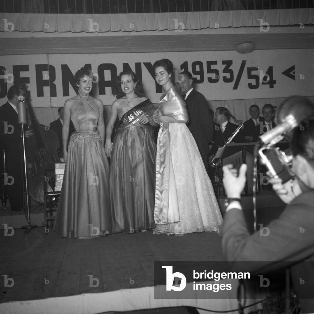 Image of Finalists for Miss Germany 1953 / 54 at the Ernst-Merck-Halle