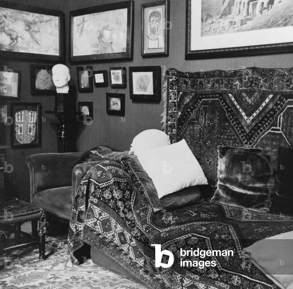 Image of The couch in the consulting room of Sigmund Freud's office