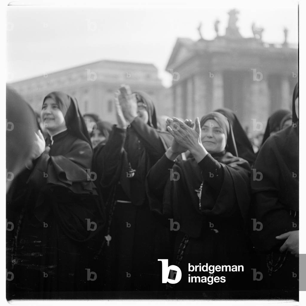 Image of Nuns in Rome, early 1950's (b/w photo) by Deakin, John (1912-1972)