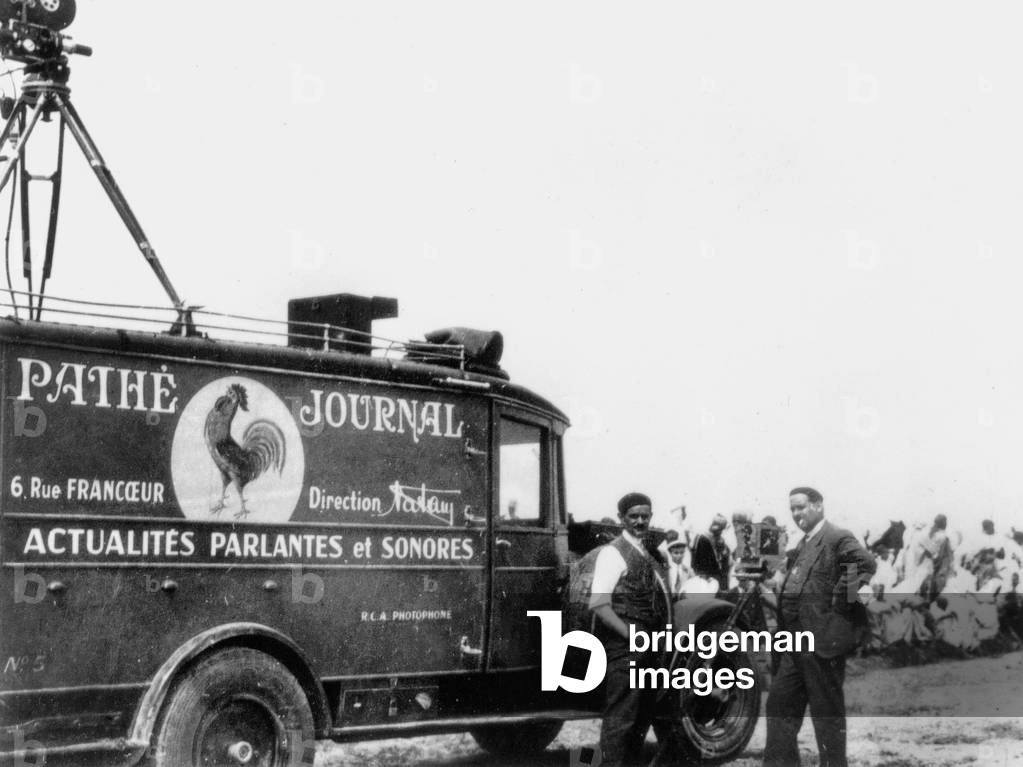Image of Reporters and Van of Pathe Journal (news by Pathe) c. by ...