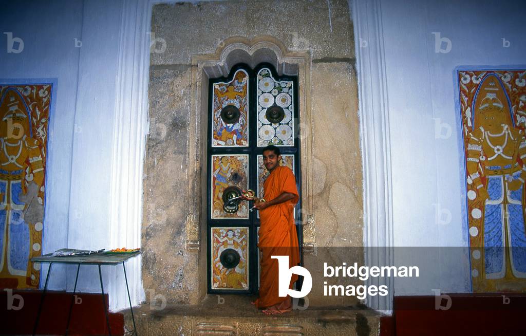 Image of Sri Lanka: A monk unlocks the doors to the Asgiriya