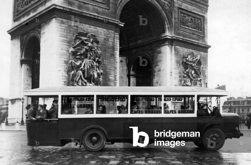 Image of German soldiers in a bus in front of the Arc