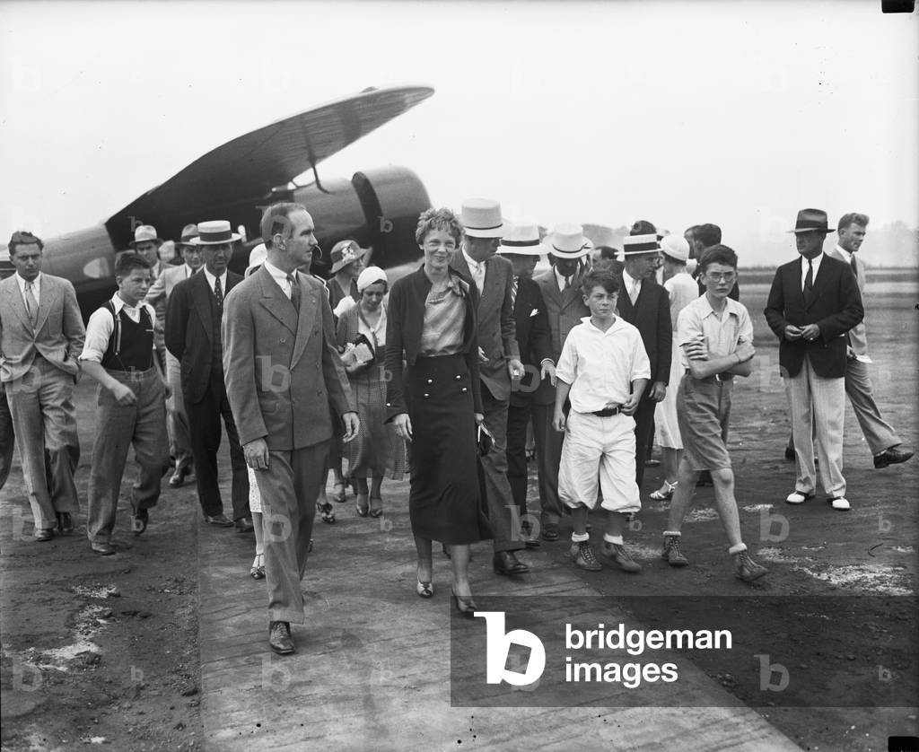 Amelia Earhart arriving in Washington to receive medal from President ...