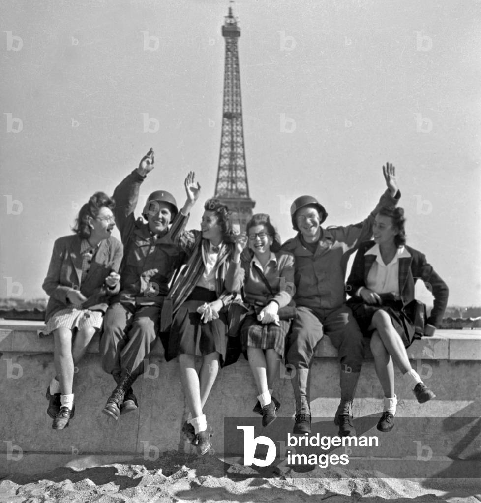 Image of Liberation of Paris, August 1944 : Women and American Soldiers