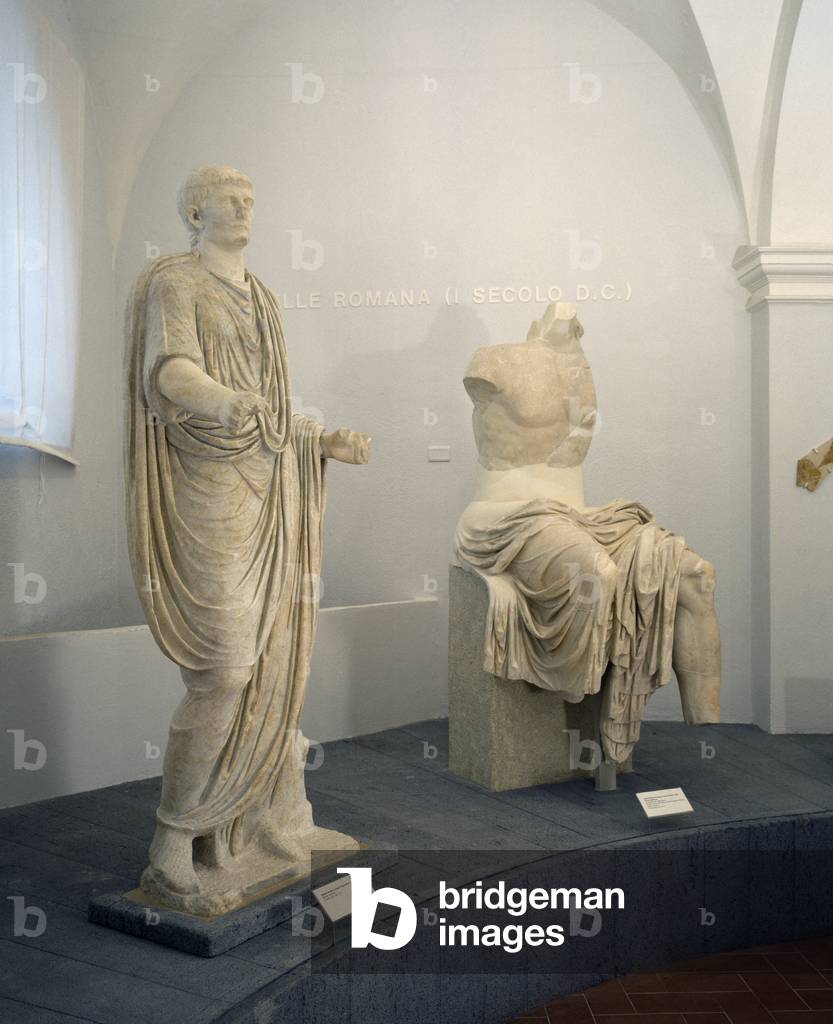 Image of Germanicus et statue sans tête assise découverte à Augusteo ...