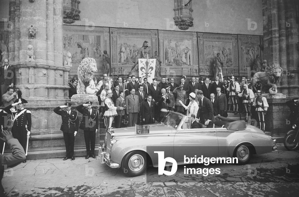 Image of Queen Elizabeth II in Italy, May 1961 (b/w photo)