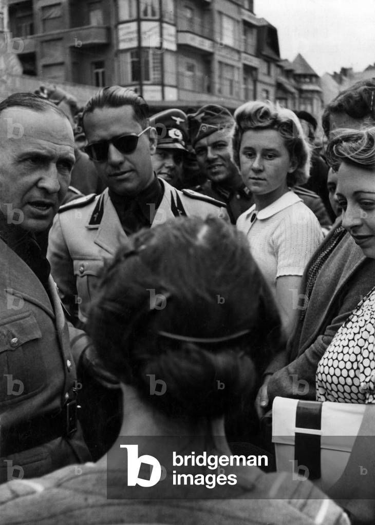 Image of Galeazzo Ciano and Dino Alfieri among civilians and soldiers
