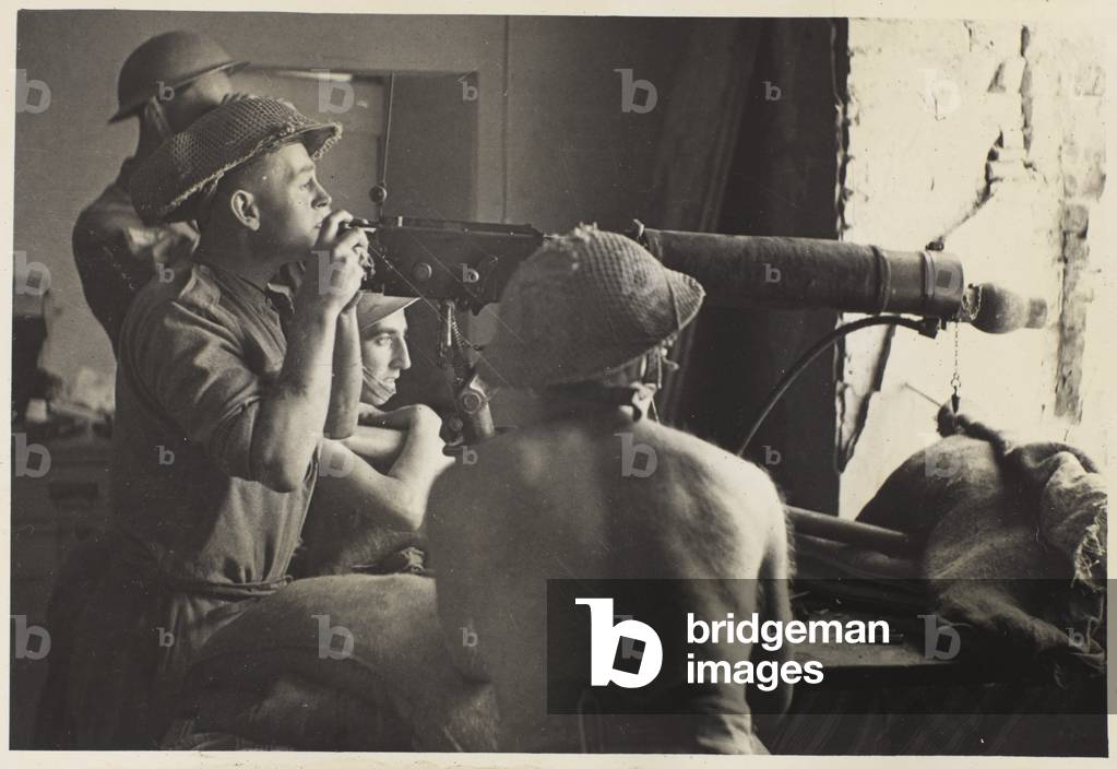 Image of Vickers machine gun crew (b/w photo)