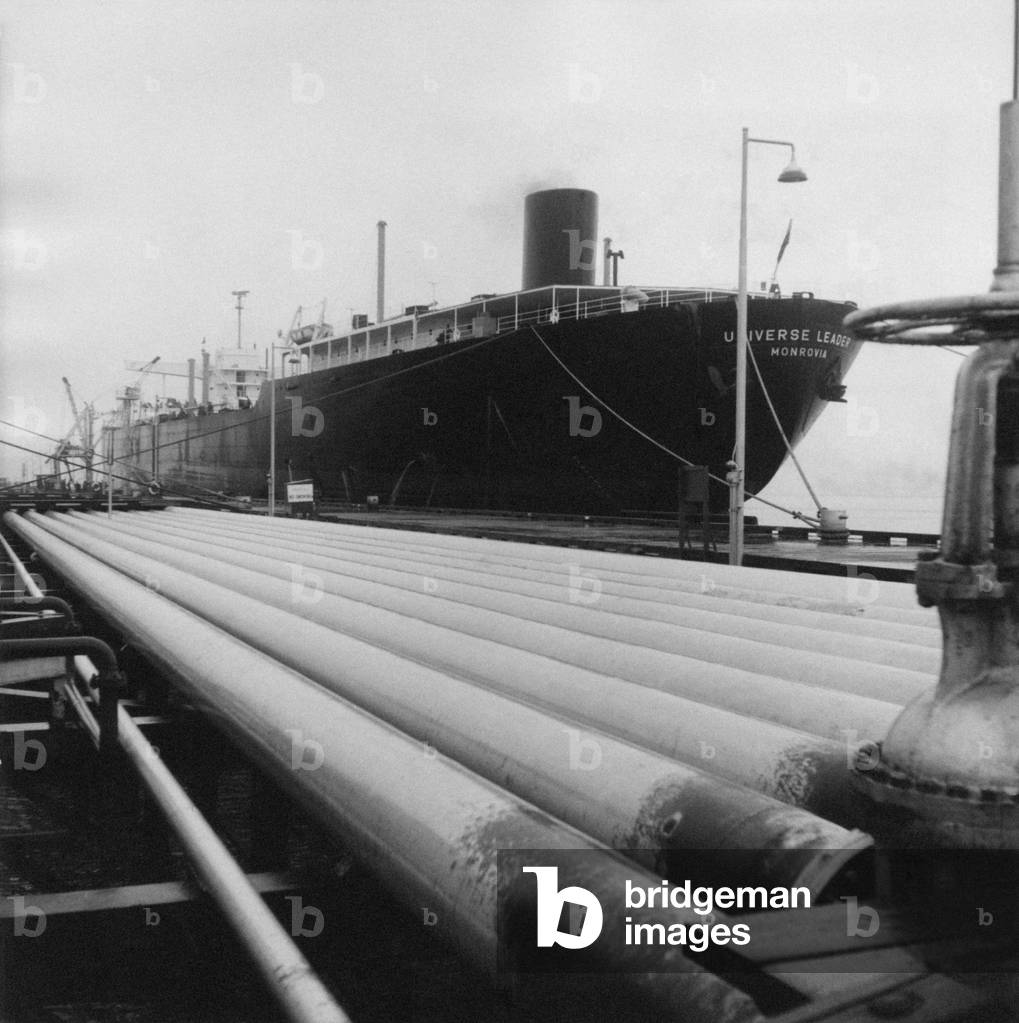 Image of The oil tanker Universe Leader, anchored at the dock of