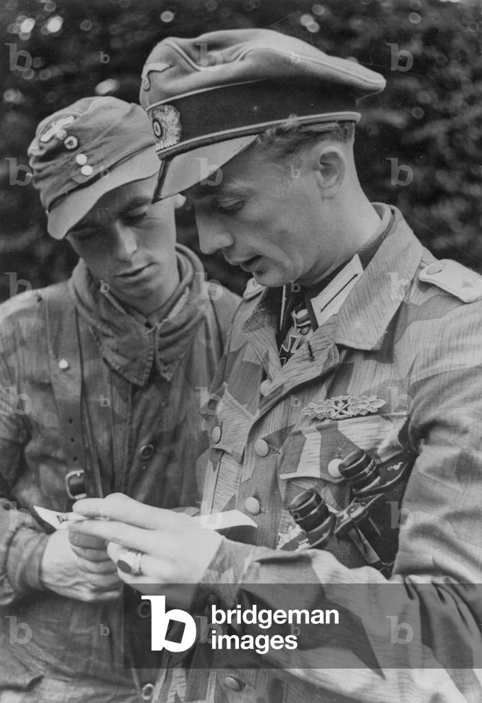 Image of German soldiers in camouflage uniform, 1944 (b/w photo)