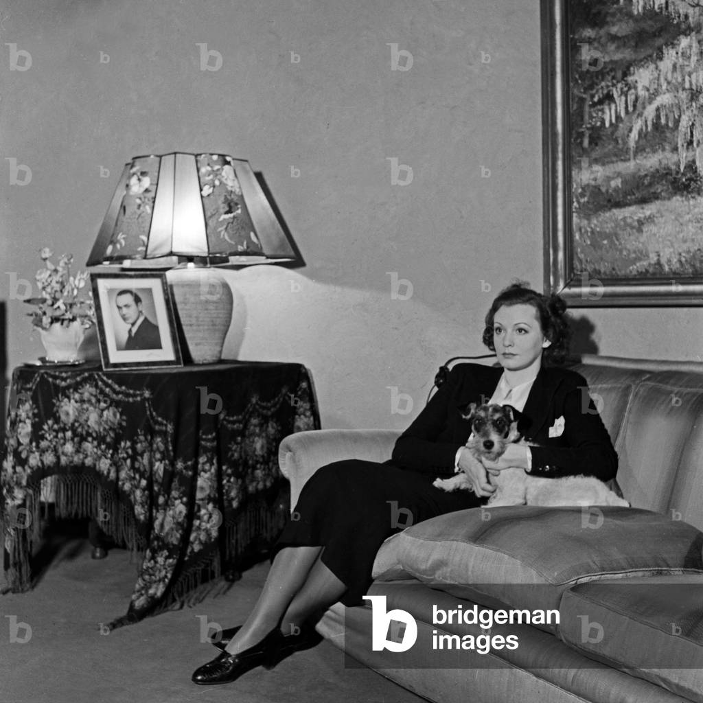Image of Swedish singer and actress Zarah Leander with her dog pet