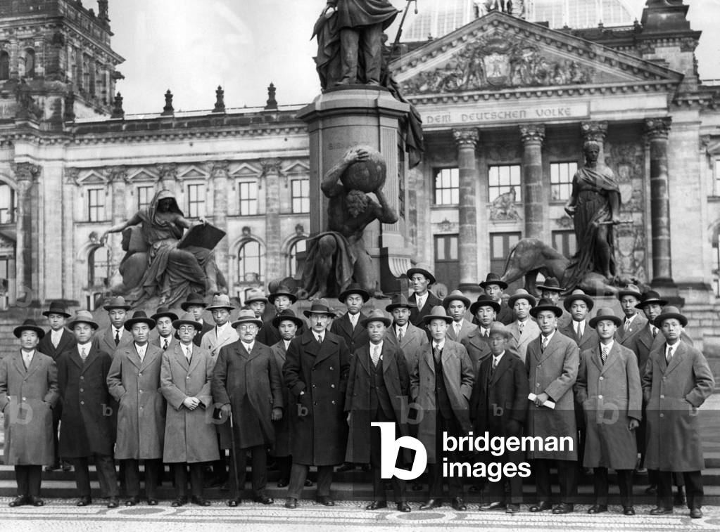 Image of Chinese students in front of the Reichstag building in Berlin,