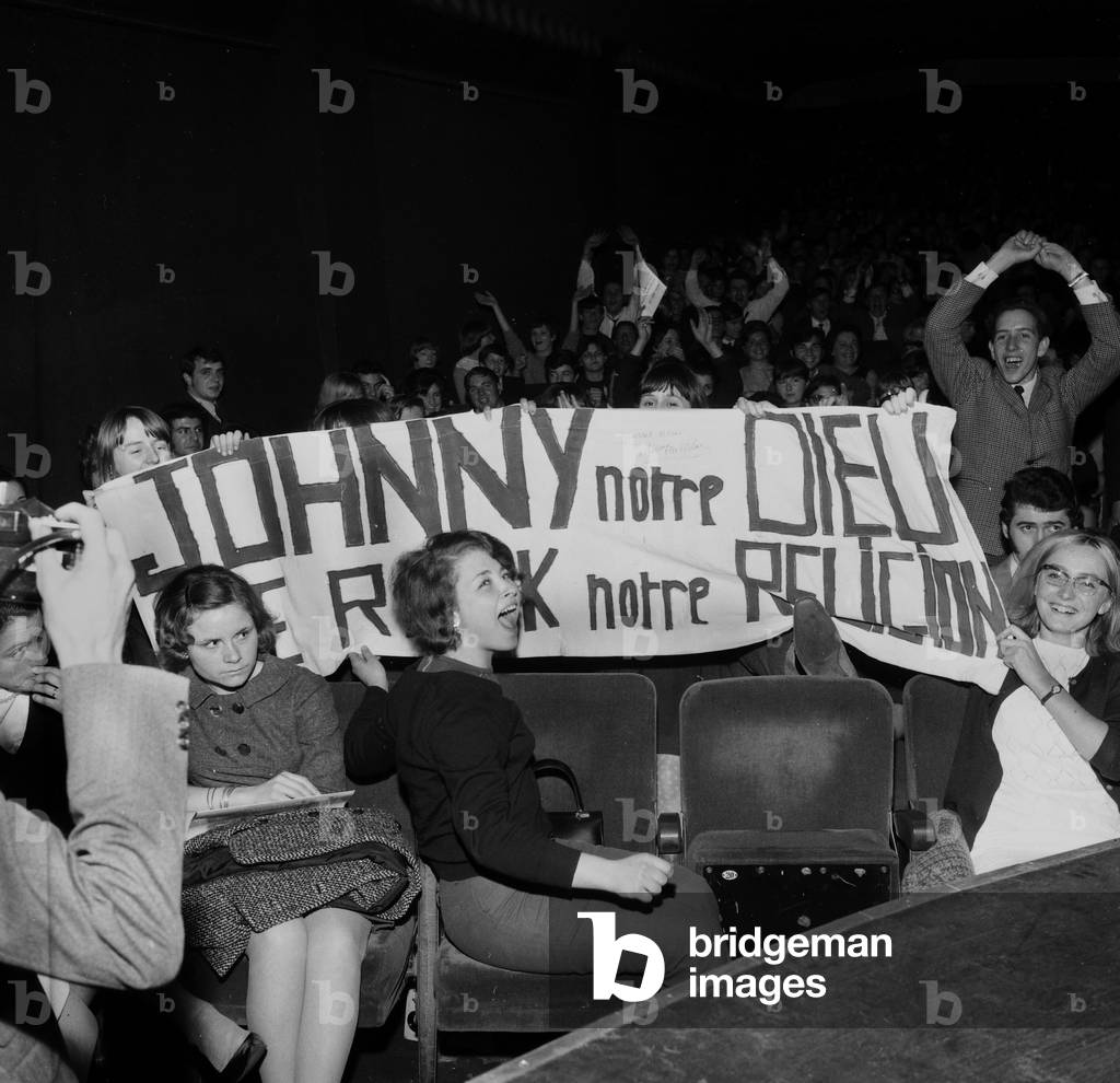Image of Fans with banner at Concert of Johnny Hallyday at the