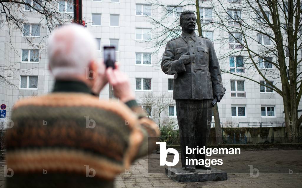 Image of A large statue of Stalin is set up on Karl-Marx-Allee