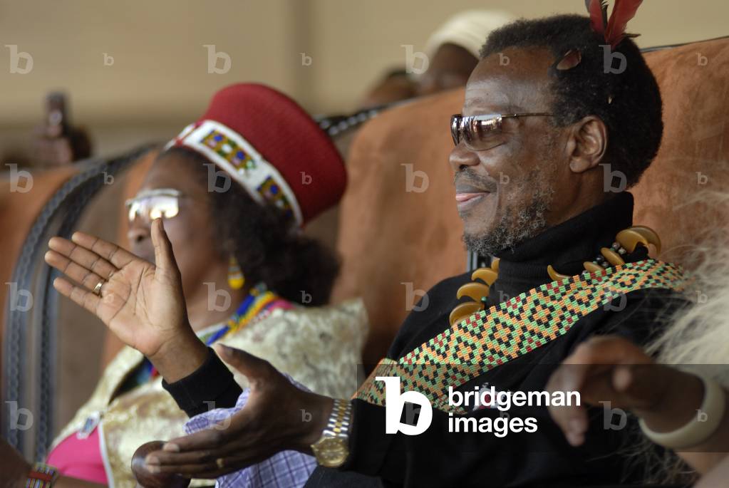 Image of Chief Mangosuthu Buthelezi applauds as thousands of Zulu ...