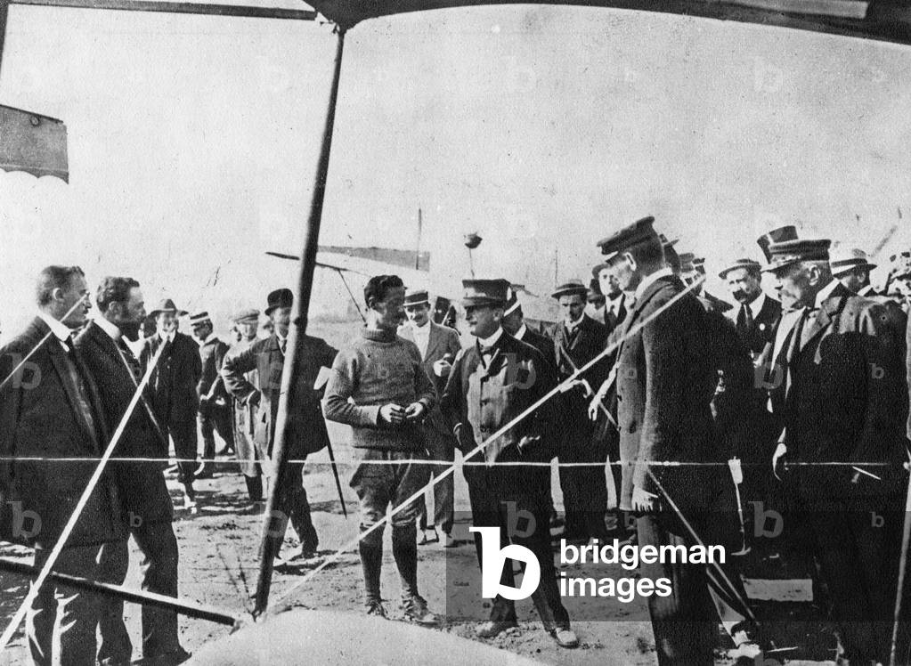 Image of Pioneers of Italian aviation: The King entertains himself on the