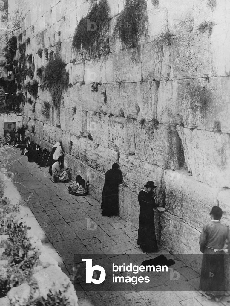 Image of Jews at the Wailing Wall, 1924 (b/w photo)