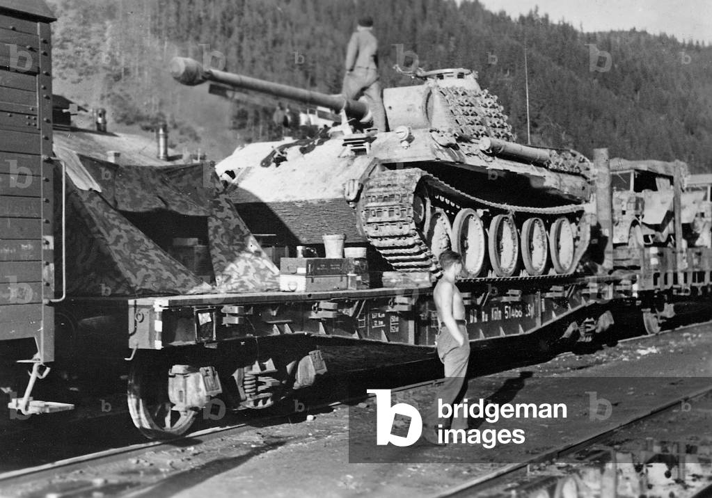 Image of Loading of a tank on the Eastern Front, 1944 (b/w