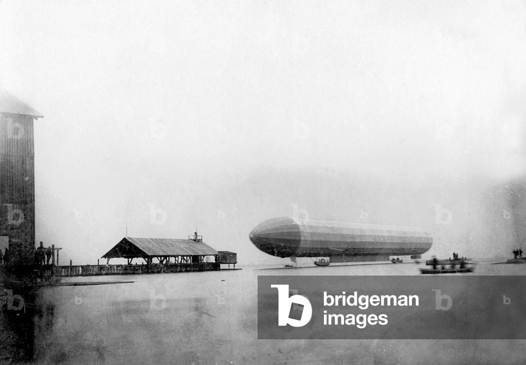 Image of Test flight of the Zeppelin airship 'LZ 2', 1905 (b/w