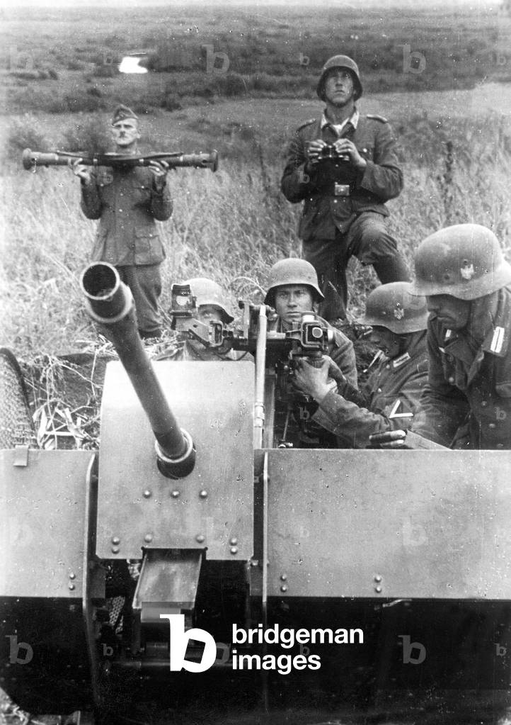 Image of German flak on the Eastern Front, 1941 (b/w photo)