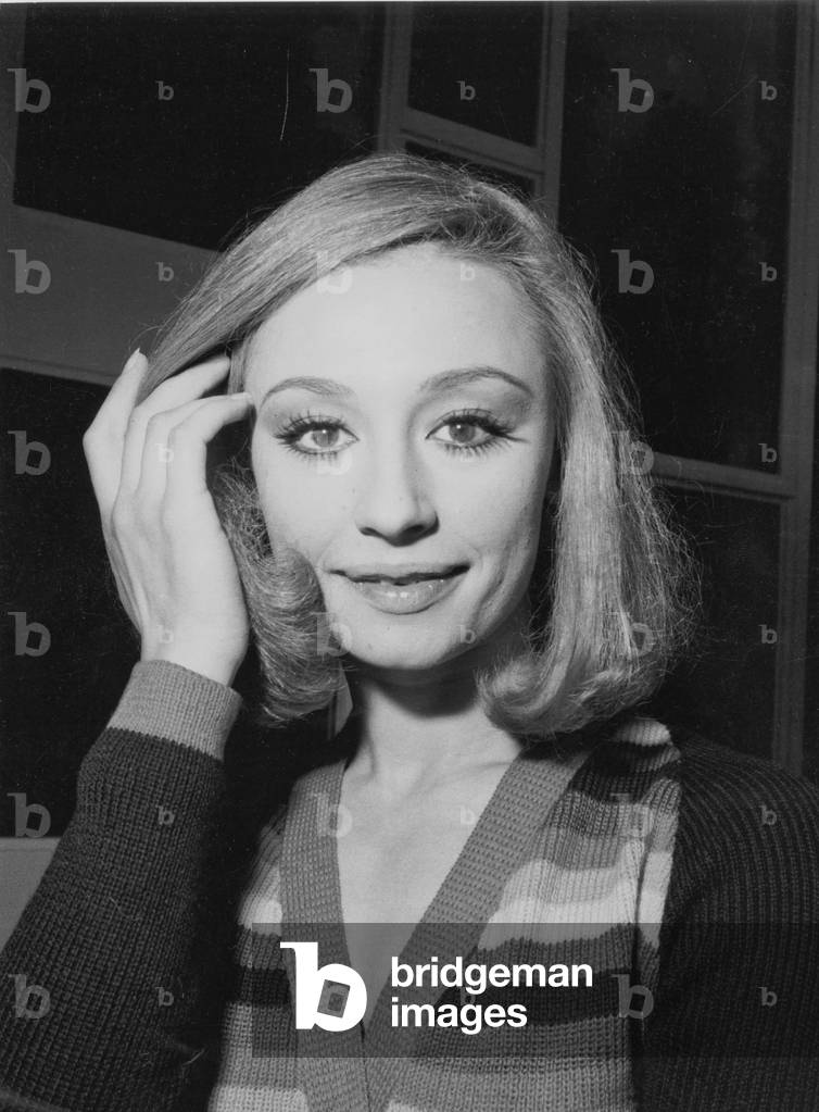 Image of Raffaella Carrà with an hand in hair