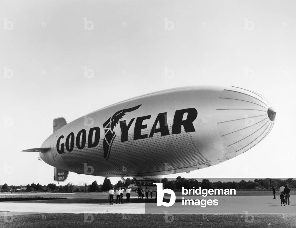 Image of GOODYEAR AIRSHIP The Goodyear N10A airship 'America,' being ...