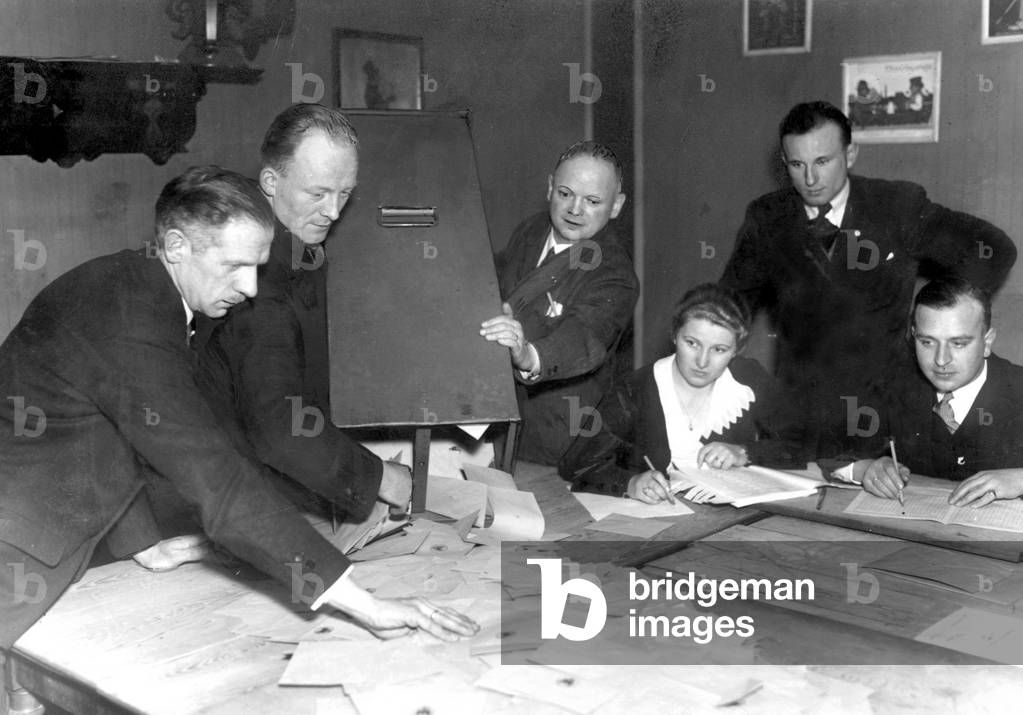 Image of Election workers while the count of votes for the Reichstag
