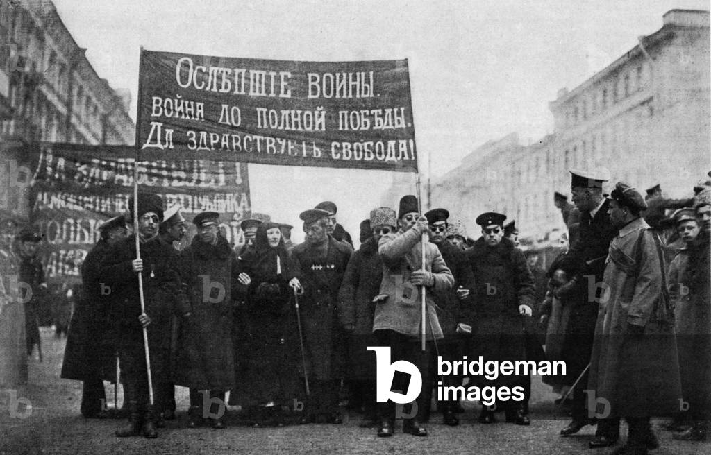 Image of Patriotic counter-demonstration in response to the pacifist ...