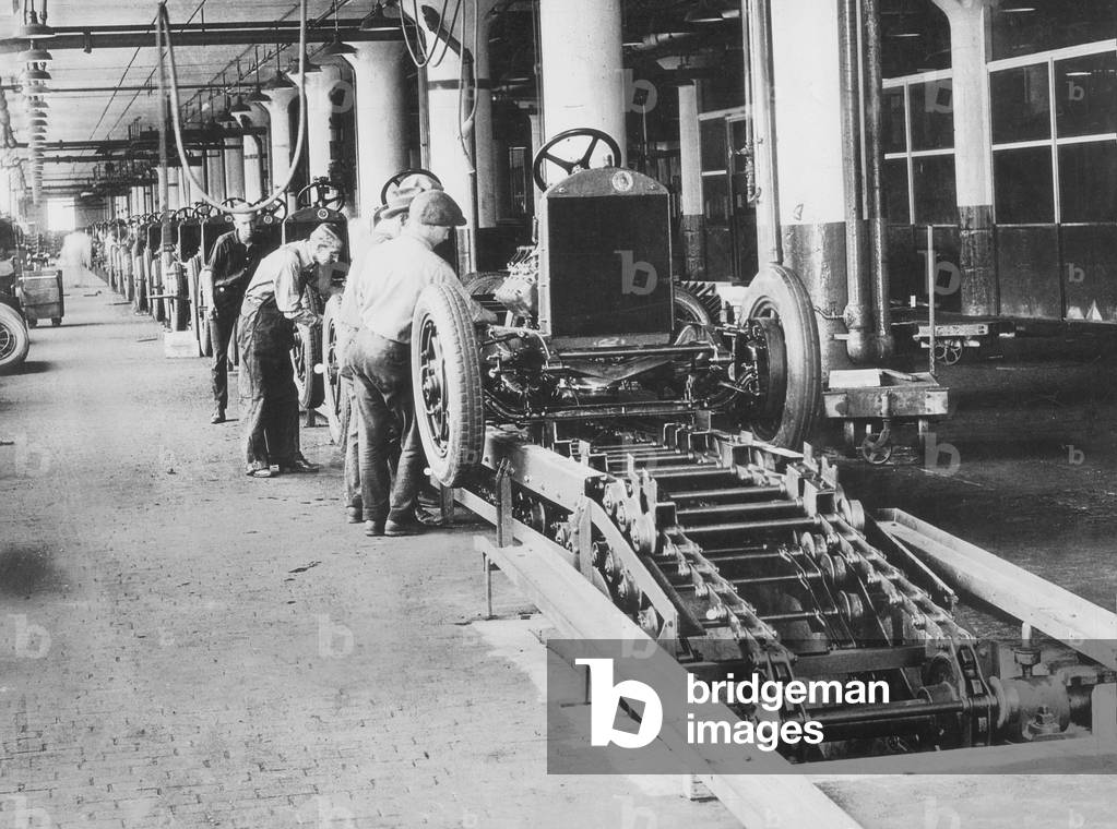 Image of Assembly line production at Cadillac in den USA, 1928 (b/w