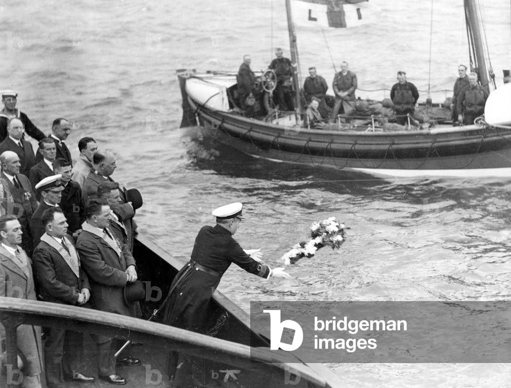 Image of British soldiers honor the dead of the Battle of Skagerrak