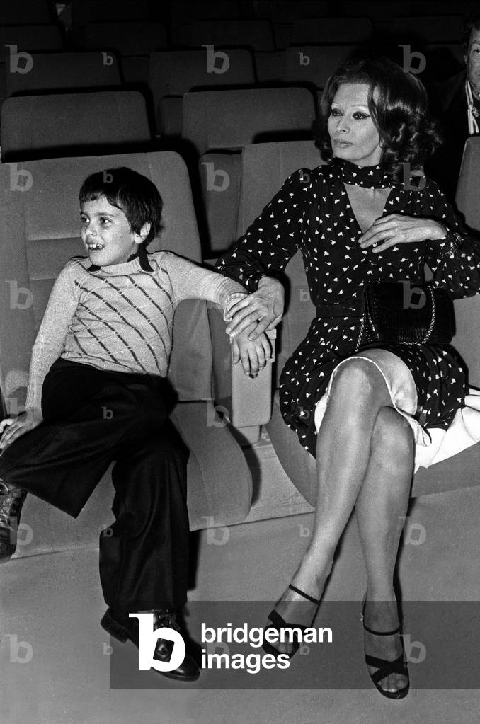 Image of Sophia Loren with his son at Tom Jones's show,