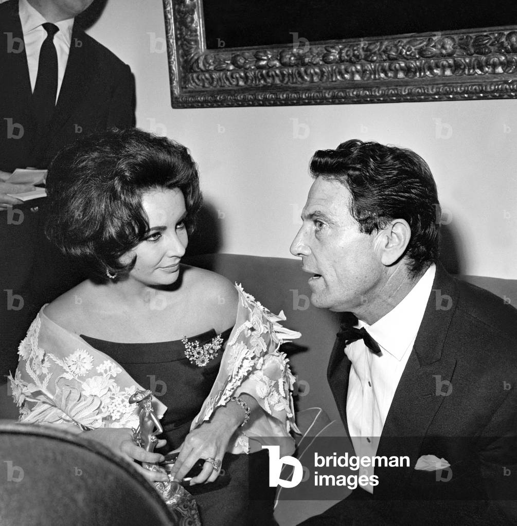 Image of Raf Vallone und Elizabeth Taylor, Italien, 1962 (s/w photo)