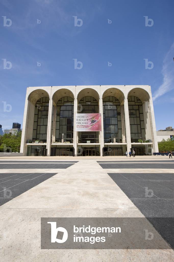 Image of The Metropolitan Opera House part of the Lincoln Center (photo)