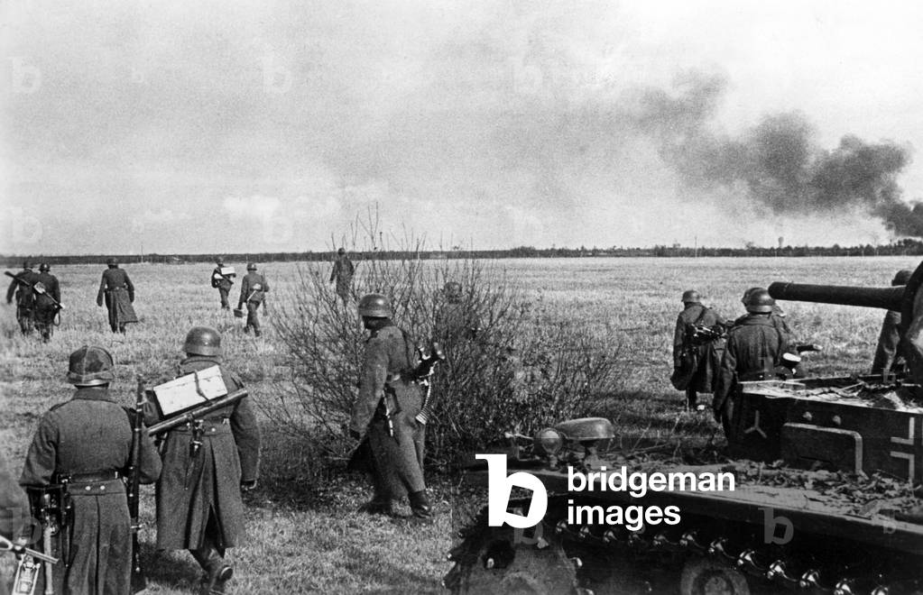 Image of German infantry and tanks during the attack on Kalinin, 1941