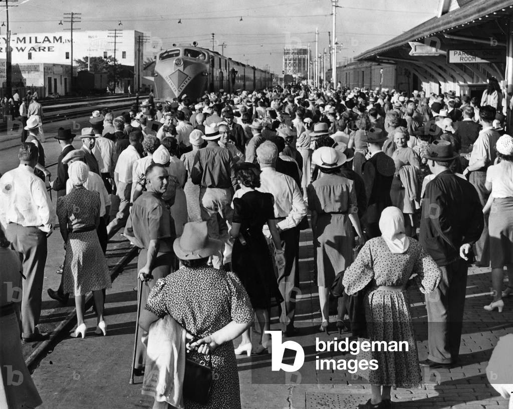 Image of A crowd waits for an Illinois Central Railroad train at