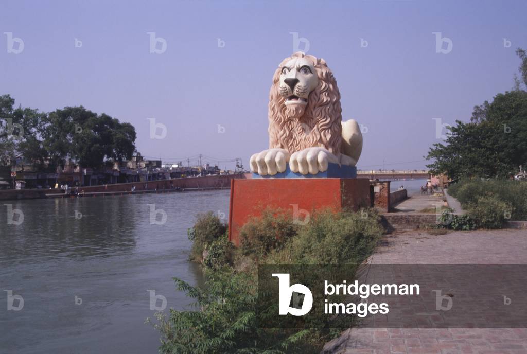 Image of India, Roorkee, enormous stone lion lying on red plinth at