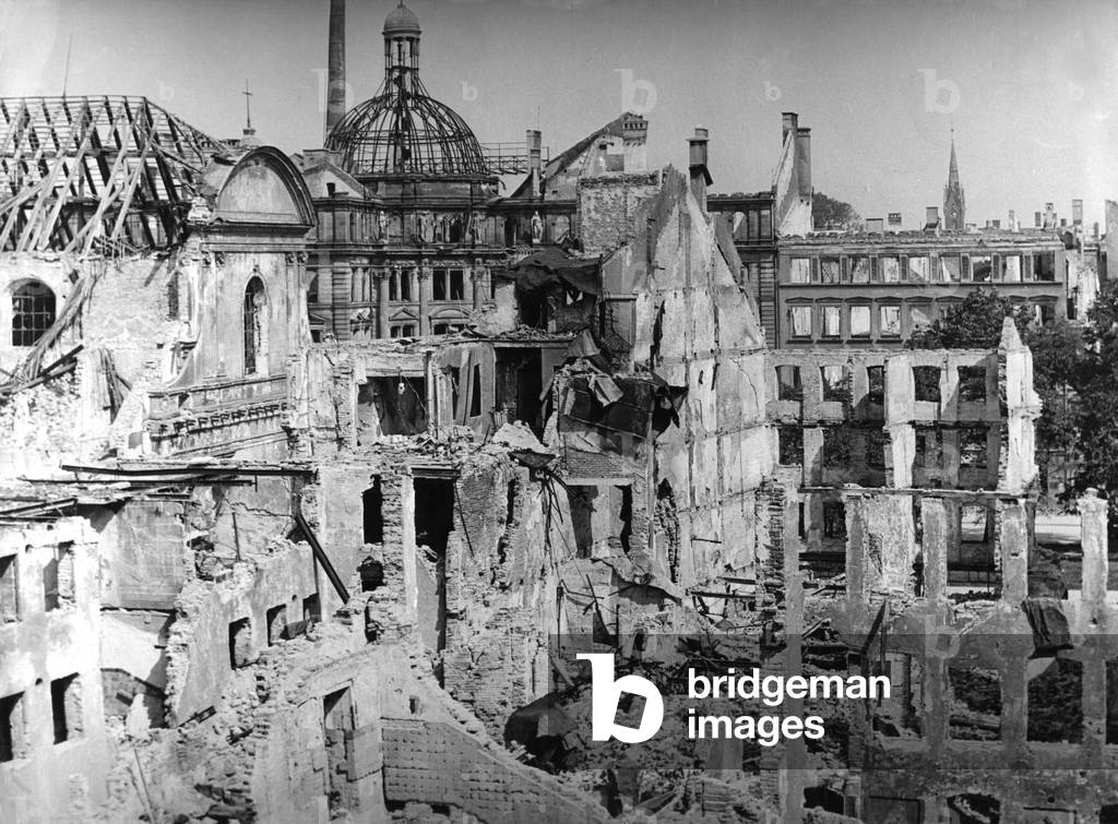 Image of Destroyed houses in Munich, 1945 (b/w photo)