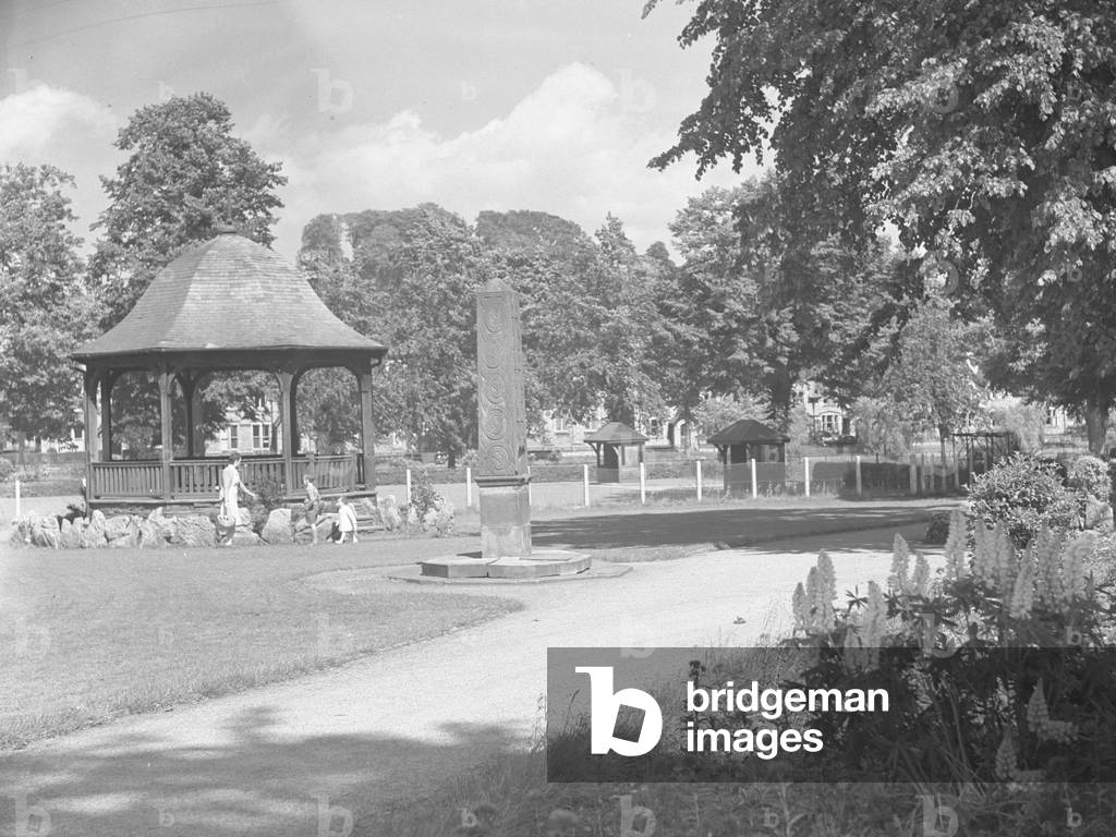 Image of Parc et béquille avec bowling vert derrière, 1930-60 (b/w ...