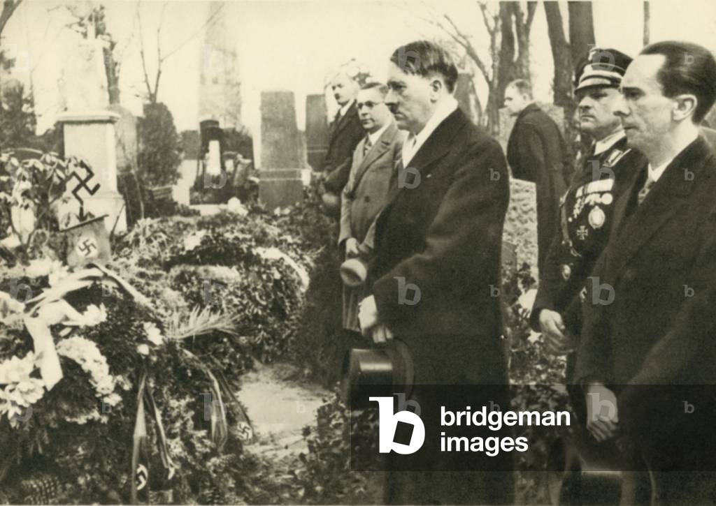 Image of Adolf Hitler and Joseph Goebbels visiting the graves of Nazis ...