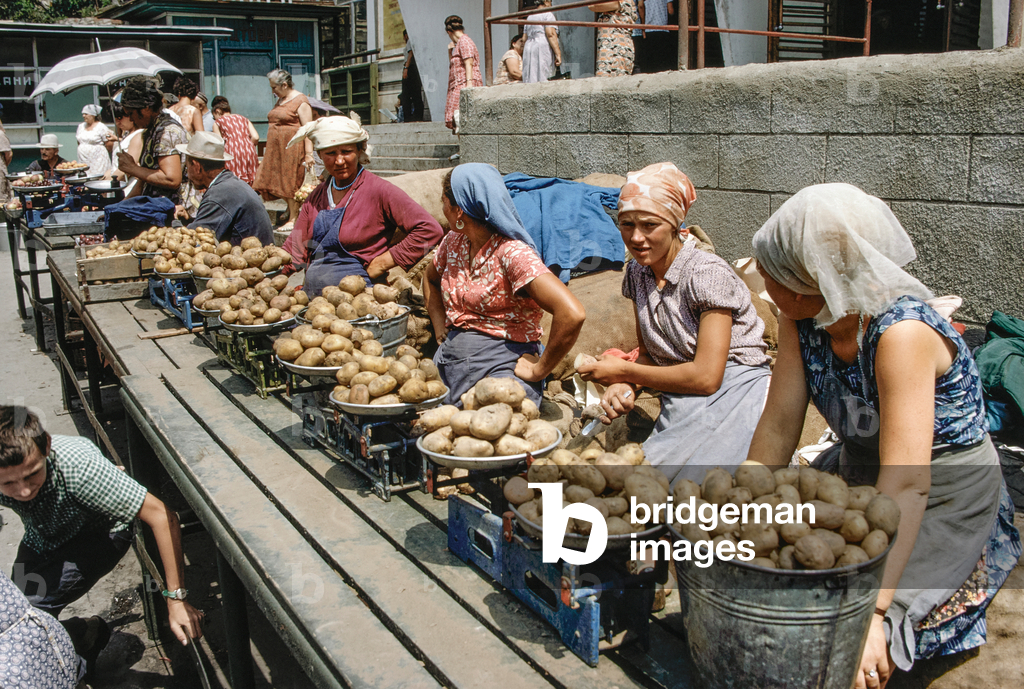 Image of USSR, Rostov-on-Don, Potato farmers selling legumes on scales ...