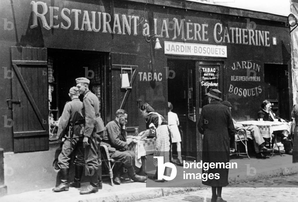 Image of Wehrmacht soldiers in occupied Paris, 1940 (b/w photo)