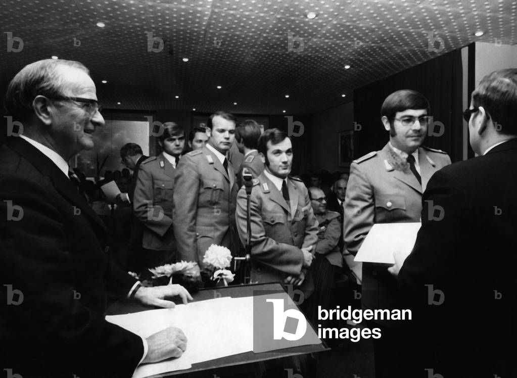 Image of Prof. Reinhard Höhn (left) at the award of the first