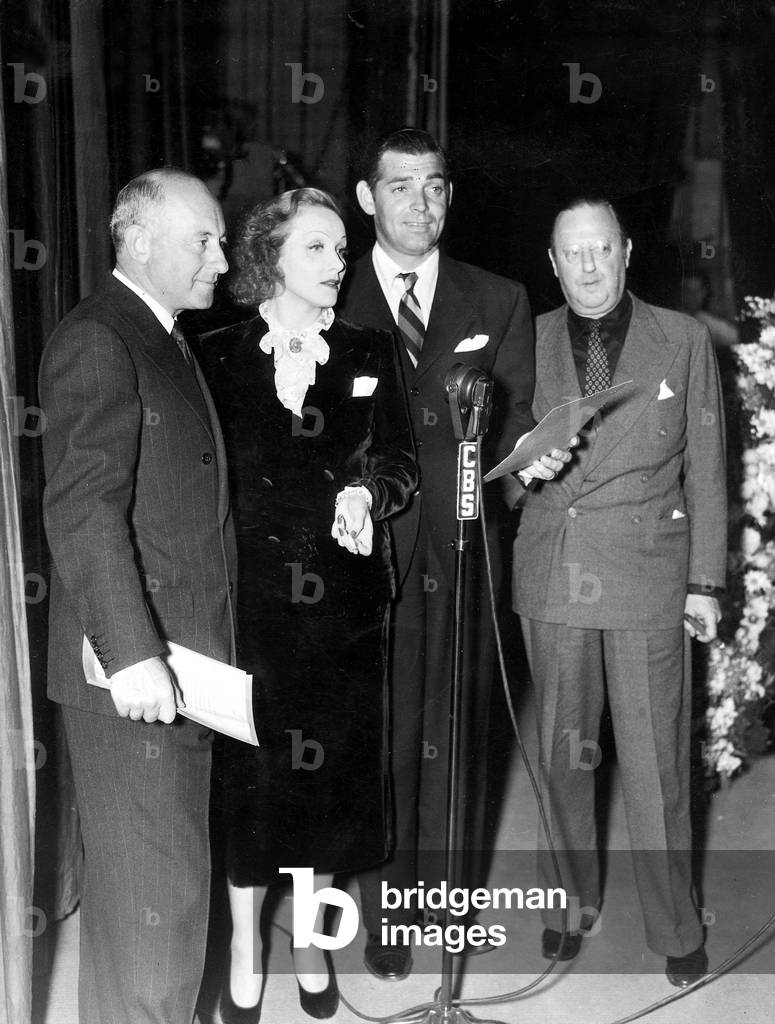 Image of Marlene Dietrich in the 'Lux Theater 'in Hollywood at the