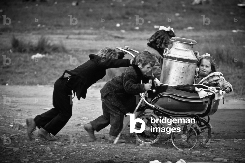 Image of Children fetch water for their camp at the annual Appleby by ...