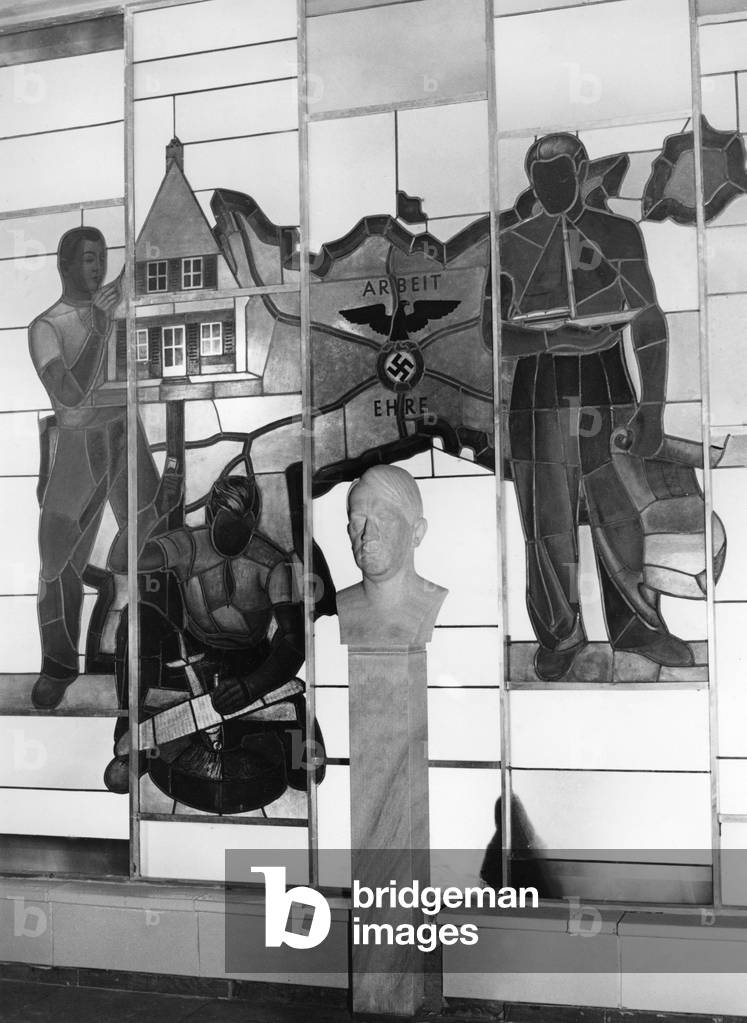 Image of Nazi art in the Berlin House of Crafts (b/w photo)