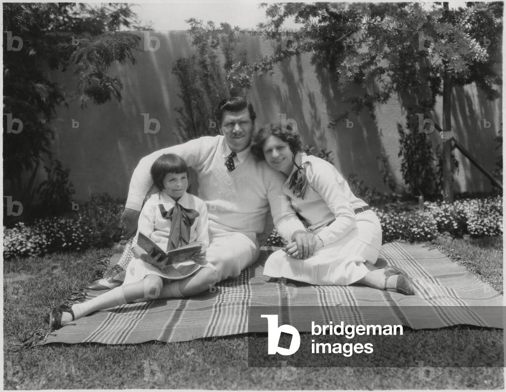 Image of Acteur George Bancroft, portrait assis sur couverture avec ...