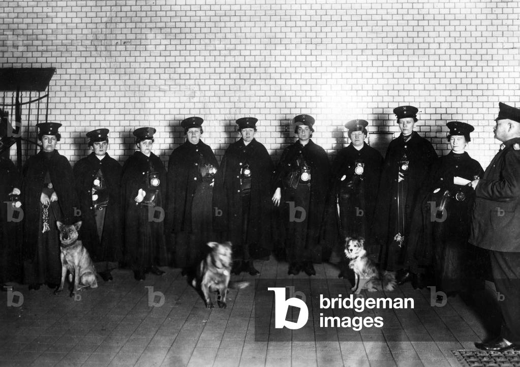Image of Female night-watchmen during the First World War (b/w photo)