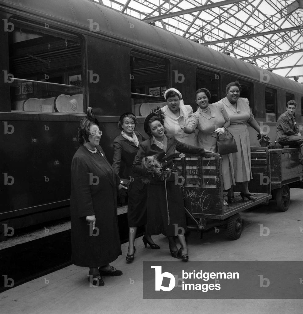 The Peter Sisters in Paris with their sisters Edith and Joriss and ...