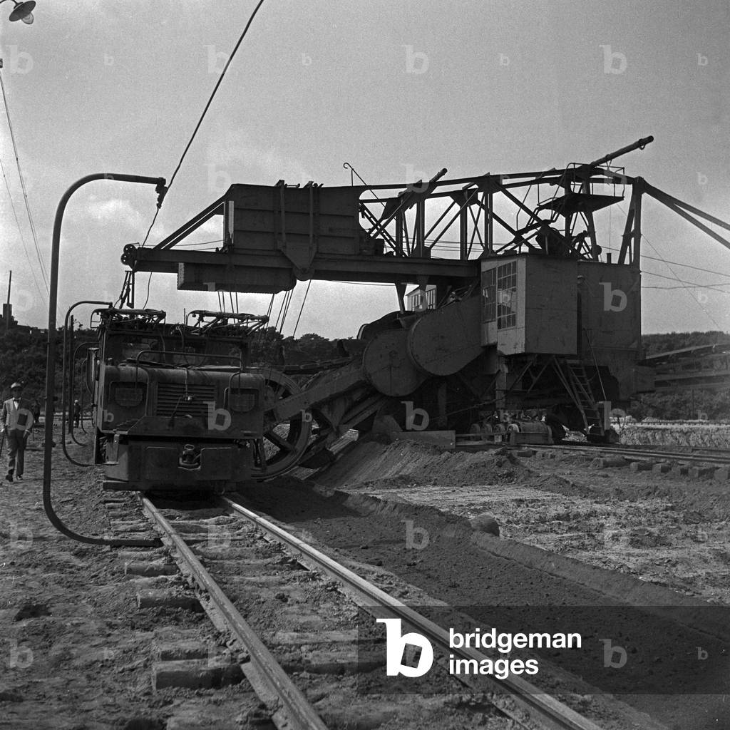 Image of A freight train is loaded with amber at Palmnicken in